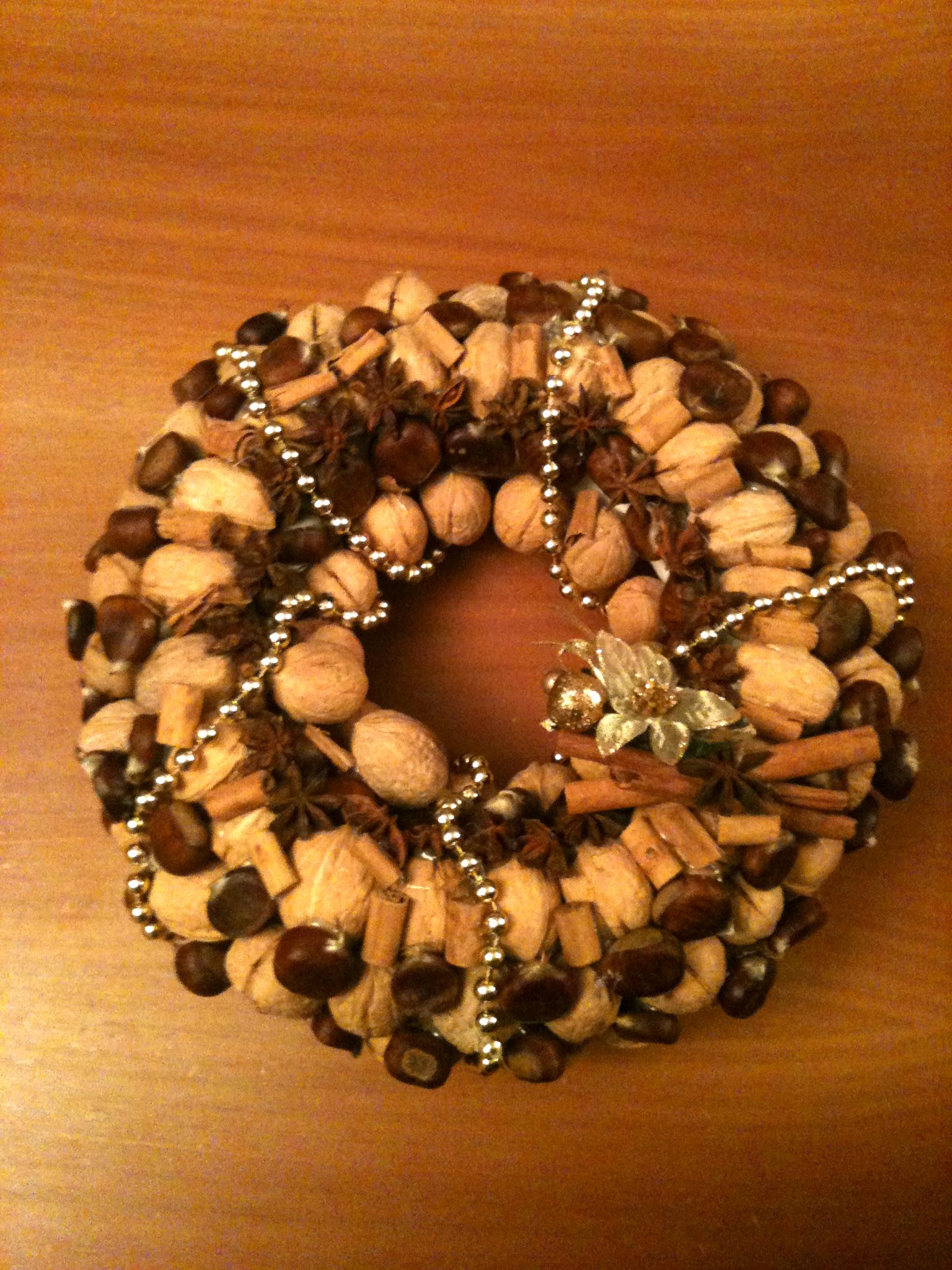 decorazioni-natale-ghirlanda-castagne-oro - Blogmamma.it