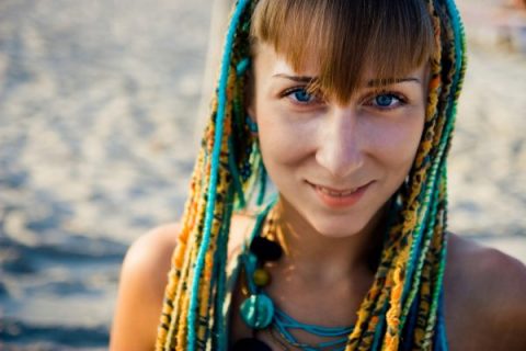 Treccine colorate fai da te per bambine: tutorial acconciature