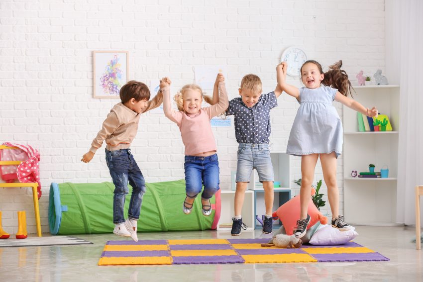 Giochi per far muovere i bambini in casa